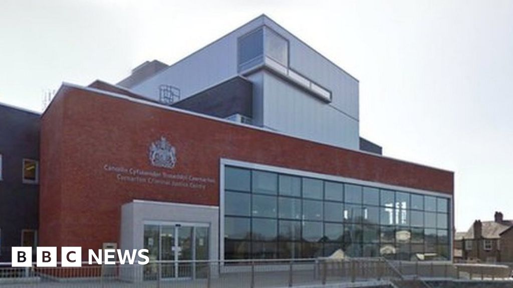 Ffynnongroyw bus driver cleared over bin man's death - BBC News