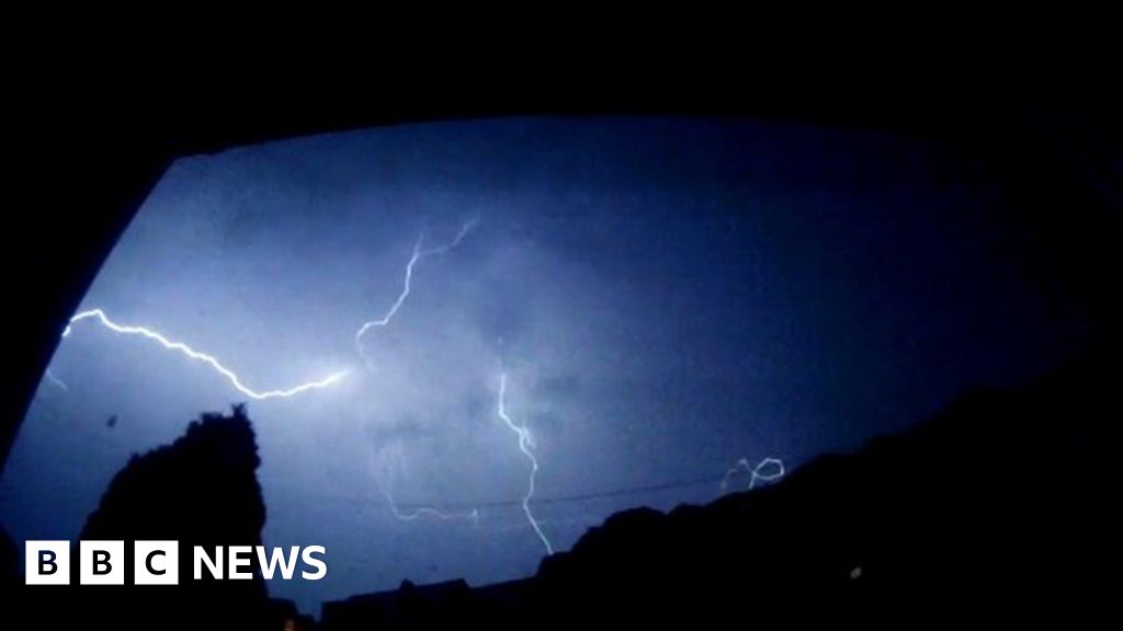 Storm lights up Scottish skies - BBC News