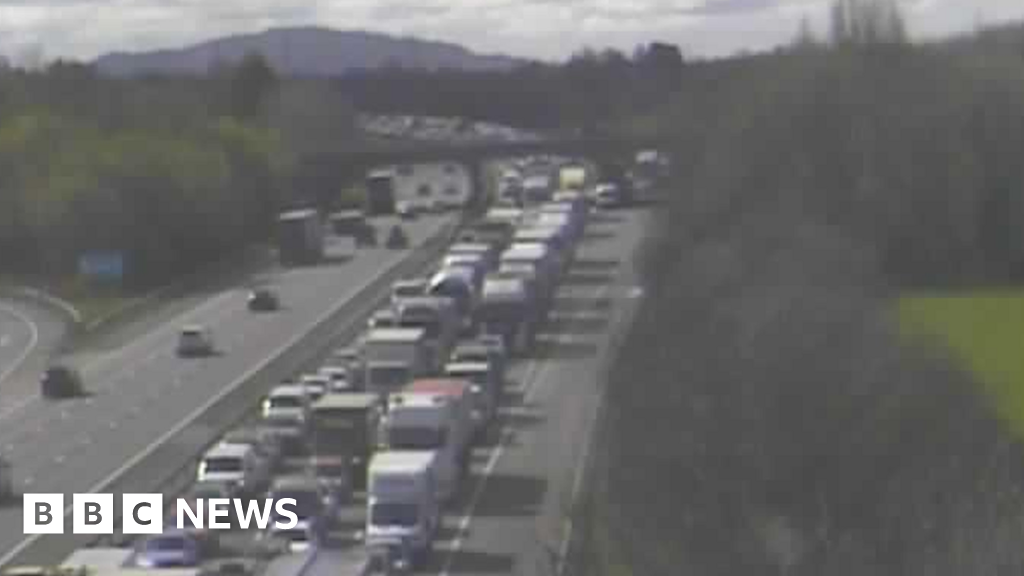 Gloucestershire M5 reopens after lorry overturns - BBC News