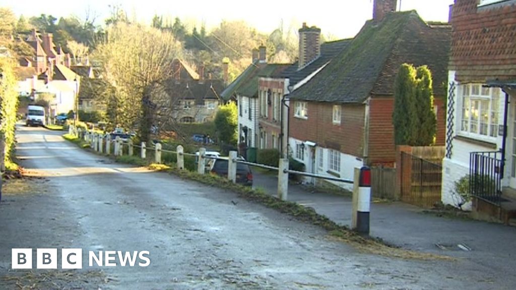 Man seriously injured during Sutton Valence pram race - BBC News