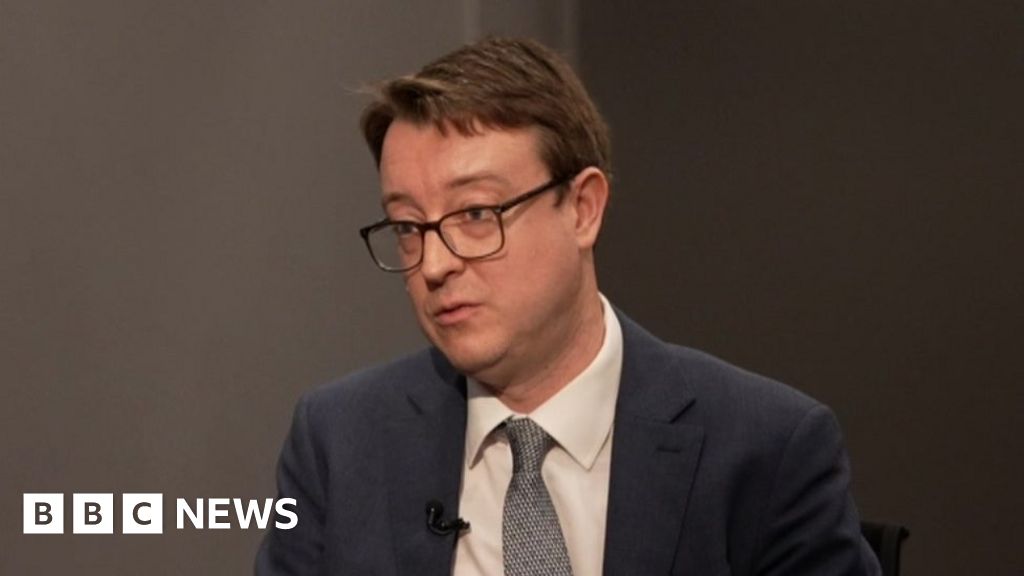 I'm acting alone, says Simon Clarke after calling for PM to go - BBC News