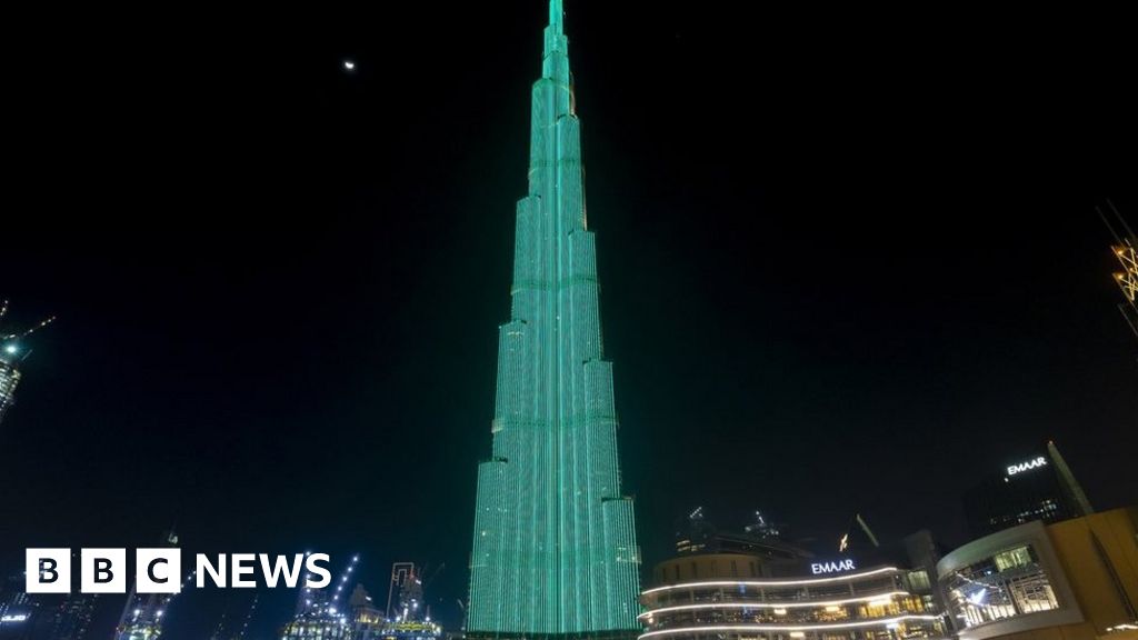 St Patrick's Day sees global landmarks go green - BBC News