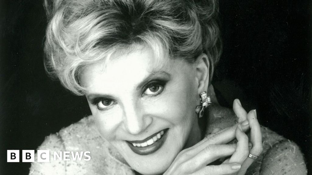 'Sex and shopping' author Judith Krantz dies at 91 - BBC News