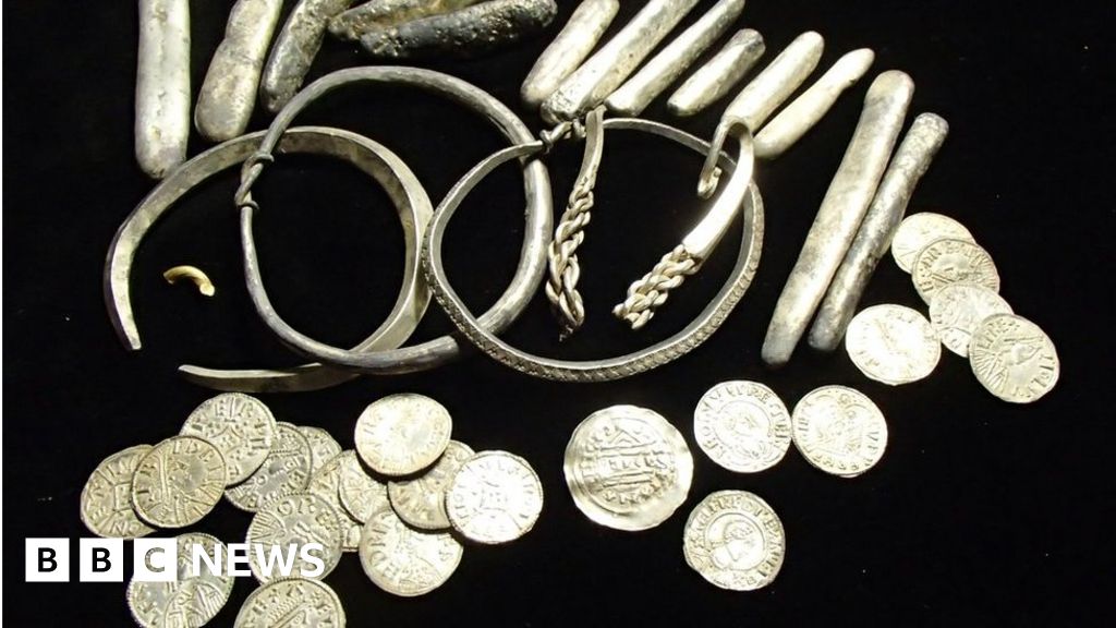 Watlington 'rare' Viking hoard found by metal detectorist - BBC News