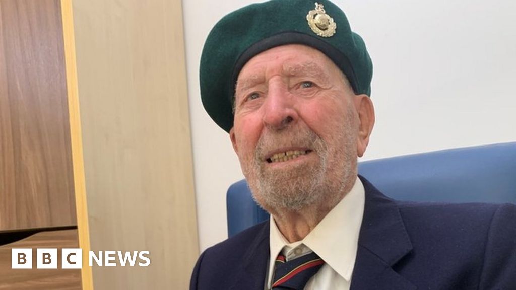 Scots veteran recalls tears of Germany's child soldiers - BBC News