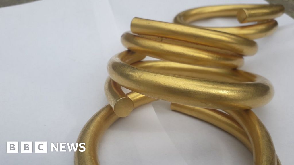 Farmer finds prehistoric gold artefacts in Donegal - BBC News