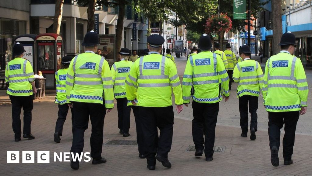 Metropolitan Police merge boroughs 'to save £325m'