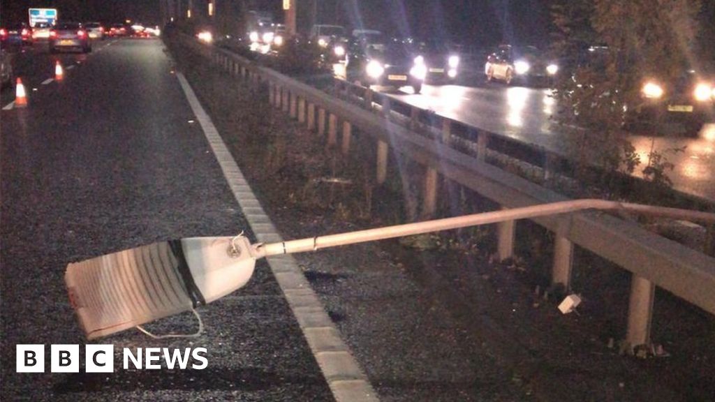 M3 motorway shut by fallen corroded pylon - BBC News