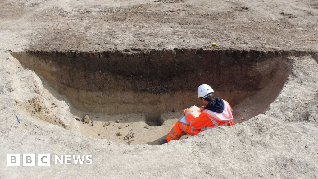 Mesolithic pits found on Houghton Regis building site - BBC News
