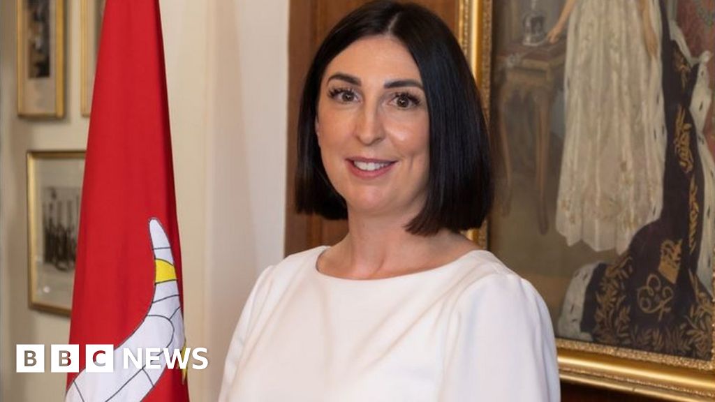 Isle of Man government settlement pay policy to be reviewed - BBC News