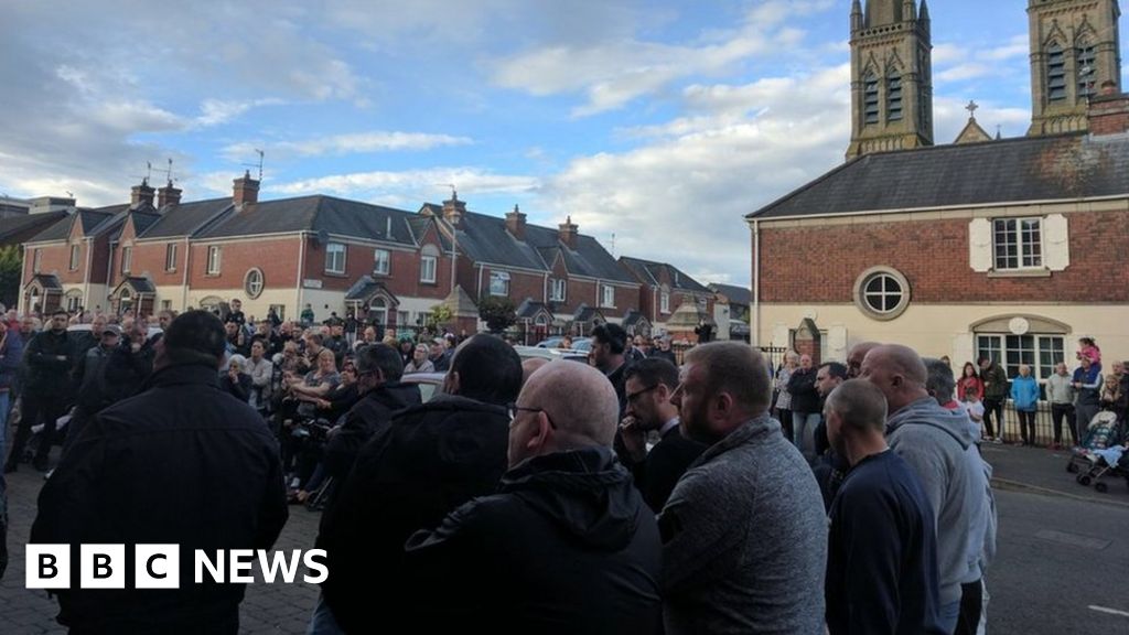 Lower Falls protest against anti-social behaviour - BBC News