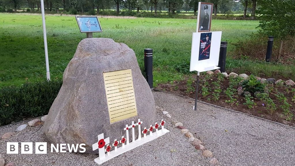 Dambusters pilot Les Knight honoured by Dutch village - BBC News