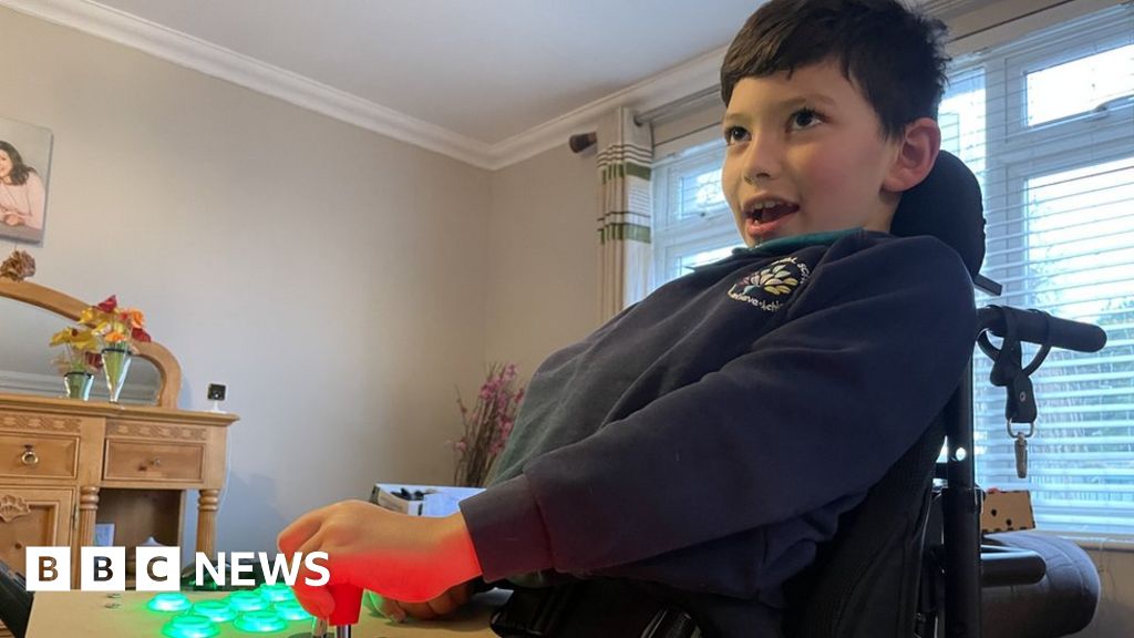 Jersey dad welcomes more controllers for disabled gamers - BBC News