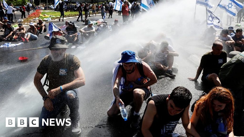 Israel reforms: Water cannon and arrests at Jerusalem protests