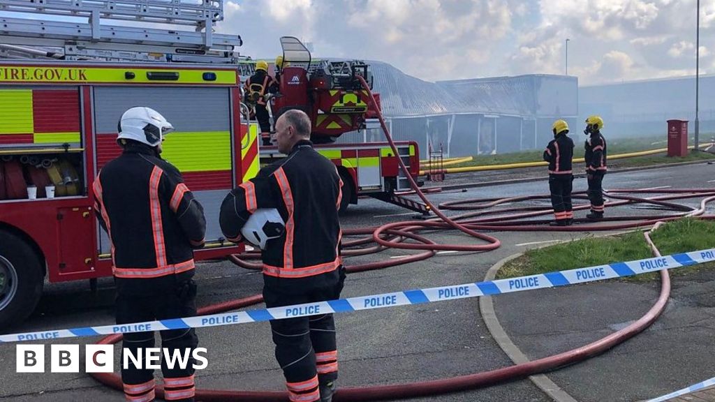 Corby fire: Drone video shows extent of industrial estate damage - BBC News