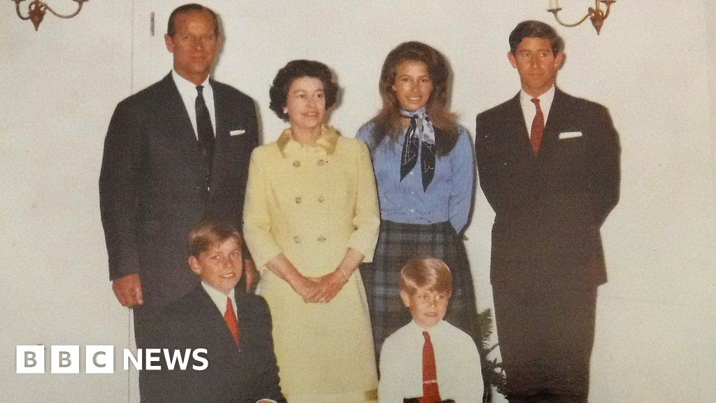 Christmas cards sent by the Queen sell at auction - BBC News