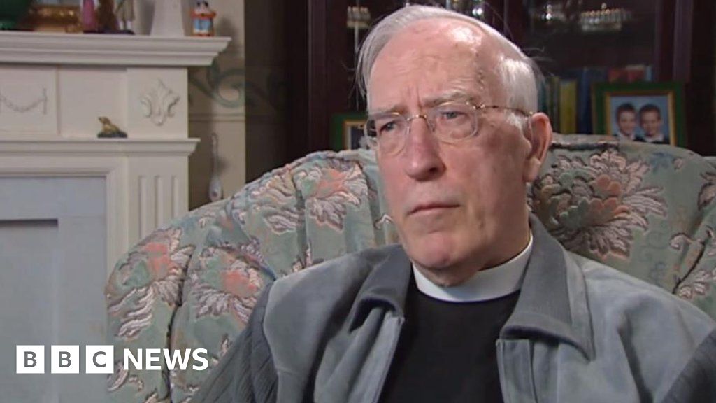 Sunday ferry protest minister Rev Angus Smith dies - BBC News