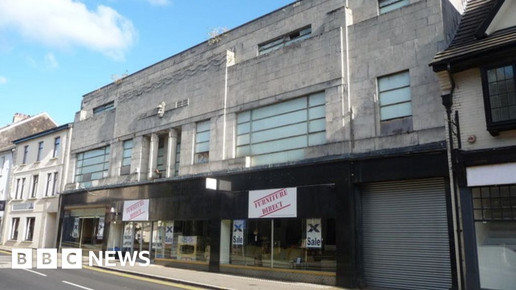 Pontypool: Art deco former Co-Op to be turned into shops - BBC News