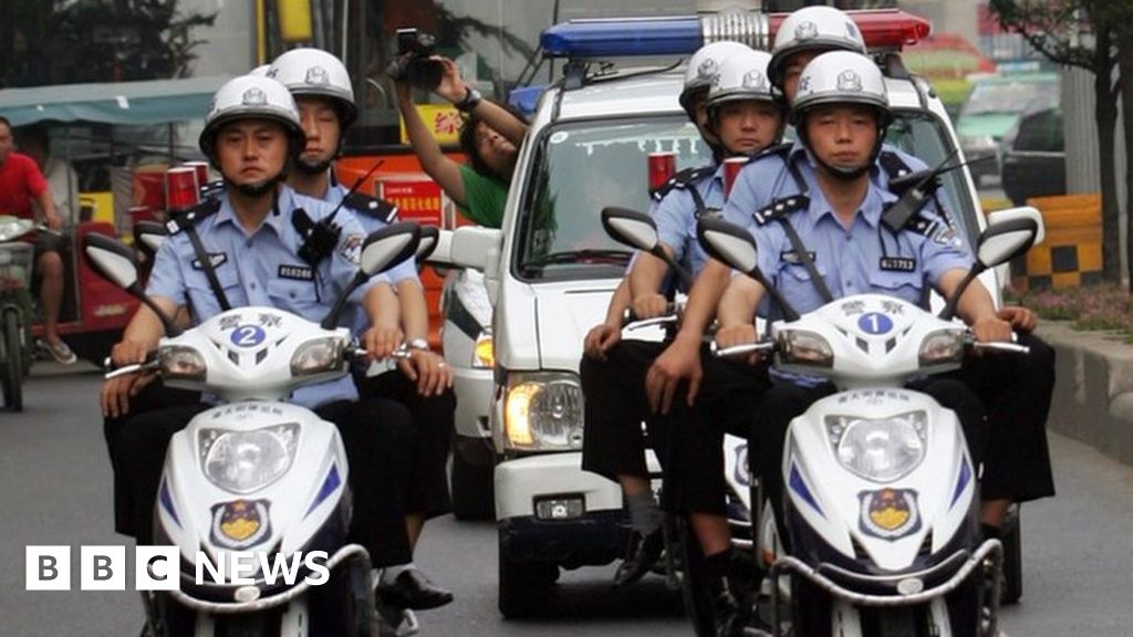 'Rude' China police given hospitality lessons - BBC News