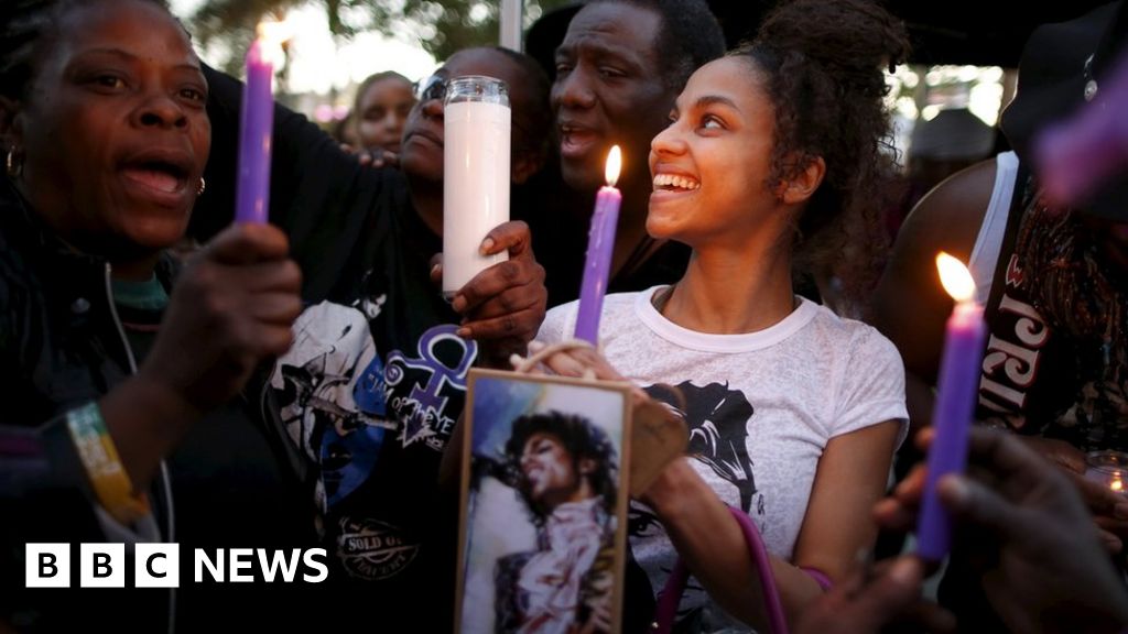 Prince death spurs tributes in purple - BBC News