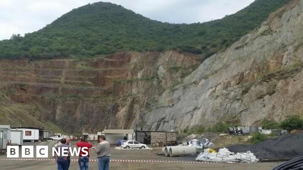 Rescue under way for South Africa miners after building collapse - BBC News