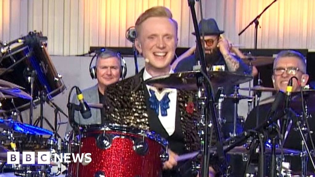 Children in Need: Weatherman's 24hr Drumathon smashes record - BBC News