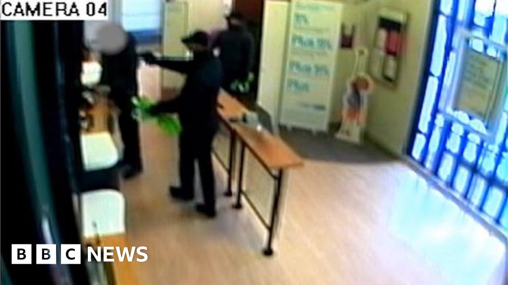 Police issue CCTV footage of Kirkcaldy armed bank robbery - BBC News