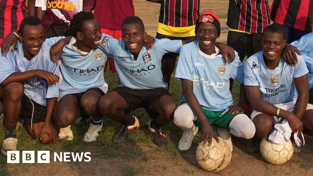 Football fans give shirts to homeless in 'amnesty' - BBC News