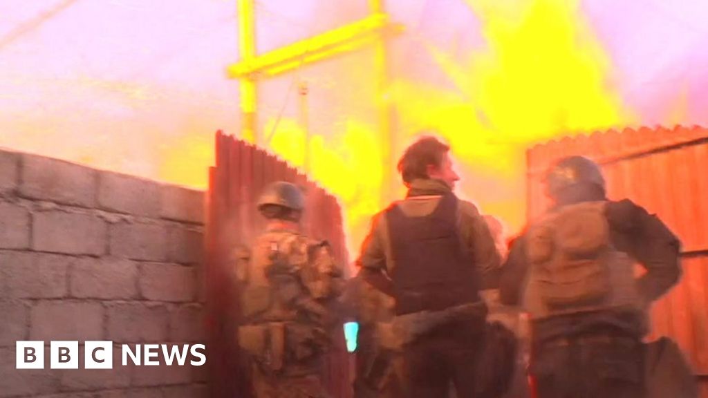 Iraqi troops face bomb attack in Mosul - BBC News