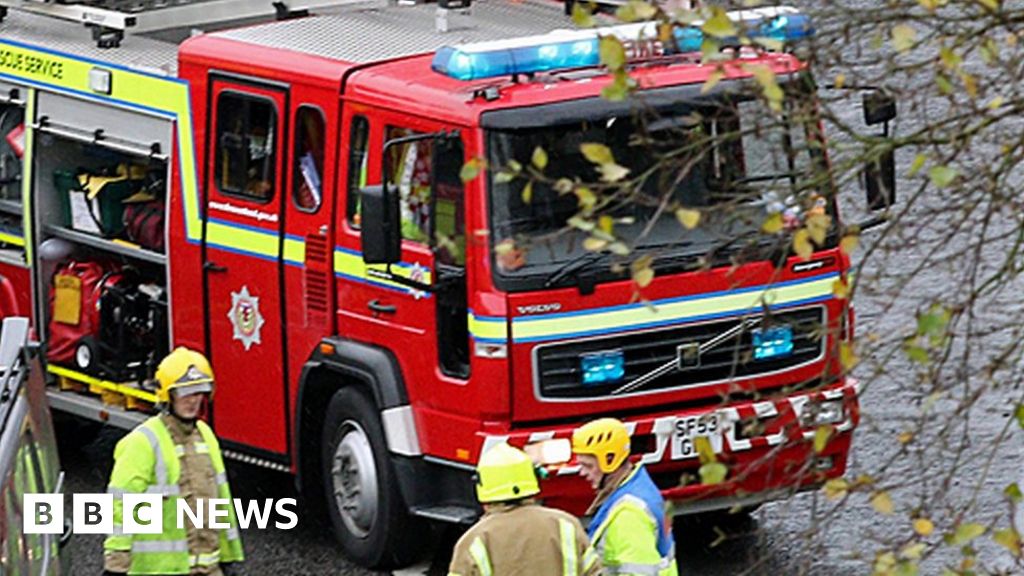 A74(M) crashes: Lorry driver dies and man in critical condition - BBC News