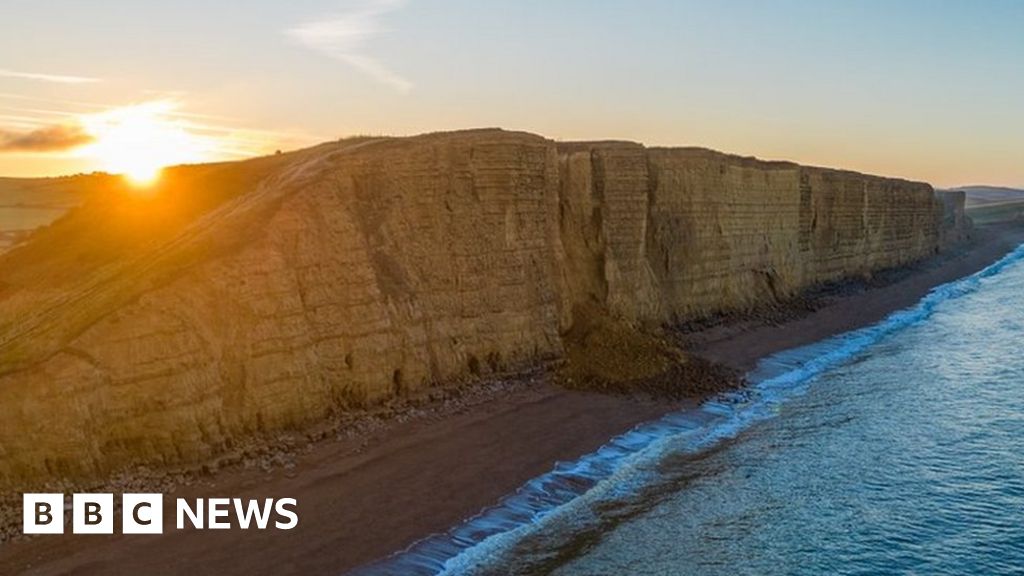 Jurassic Coast: West Bay beach cordoned off after large rock fall - BBC News