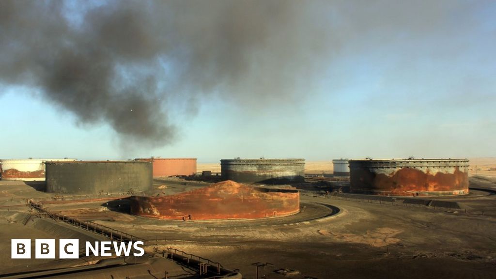 Libya oil firm ships first barrels from seized terminal - BBC News