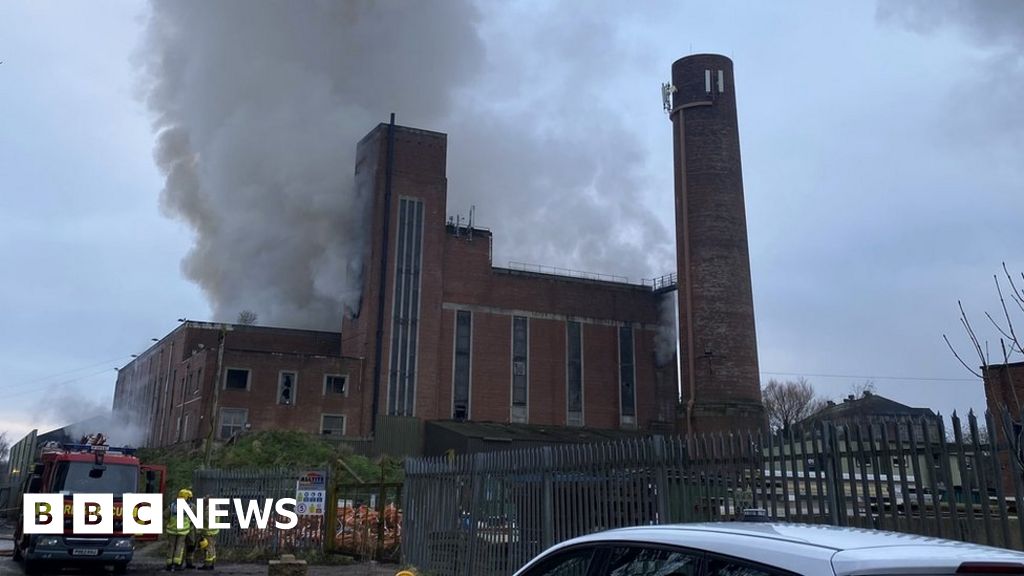 Lancaster fire: Crews tackle blaze at waste premises - BBC News