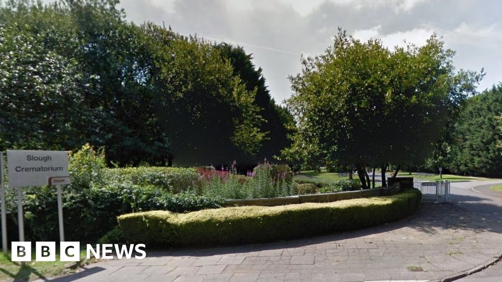 Covid-19: More than 100 gather for funeral in Slough