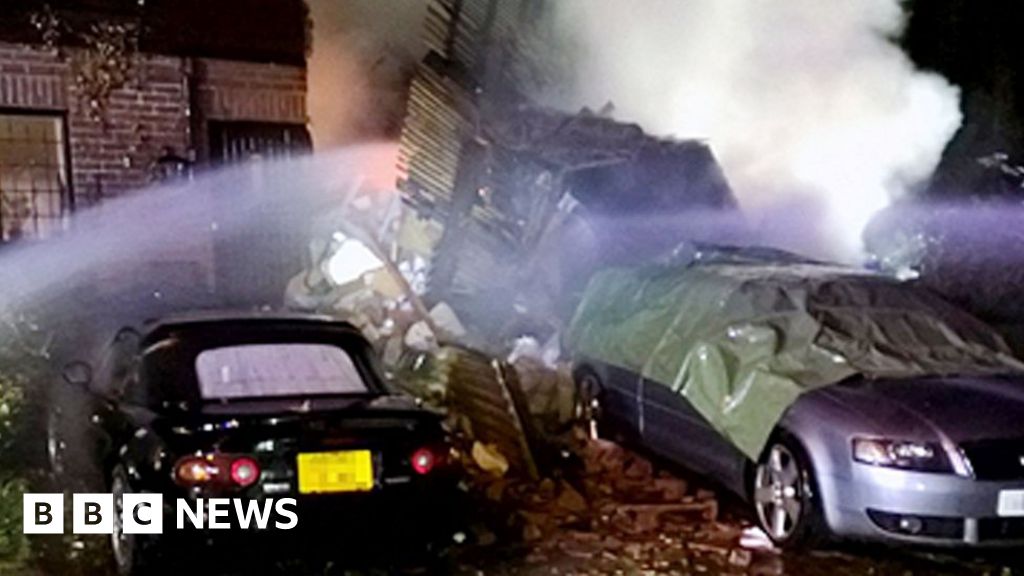Wooburn Green explosion: Two hurt in suspected gas blast - BBC News
