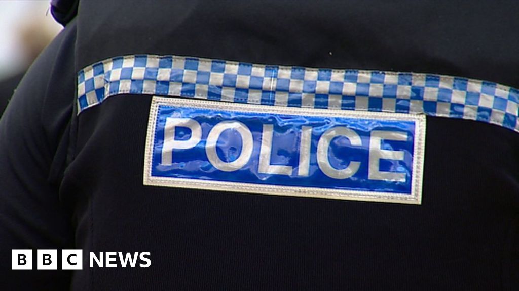 Two men robbed at knifepoint in similar attacks in Edinburgh - BBC News