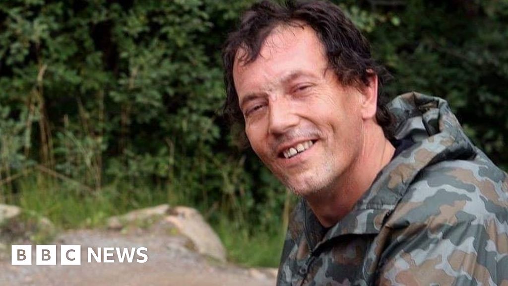 Winchester crash: Tributes paid to Jonathan Gates - BBC News