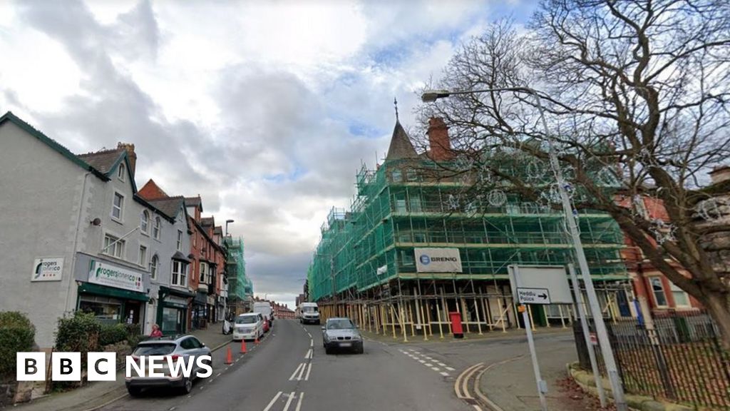 Colwyn Bay: Pair attacked by burglars with weapons, police say - BBC News