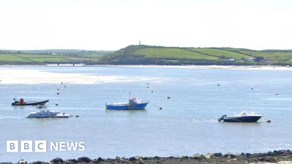 Flood warnings issued for Cornwall coast - BBC News