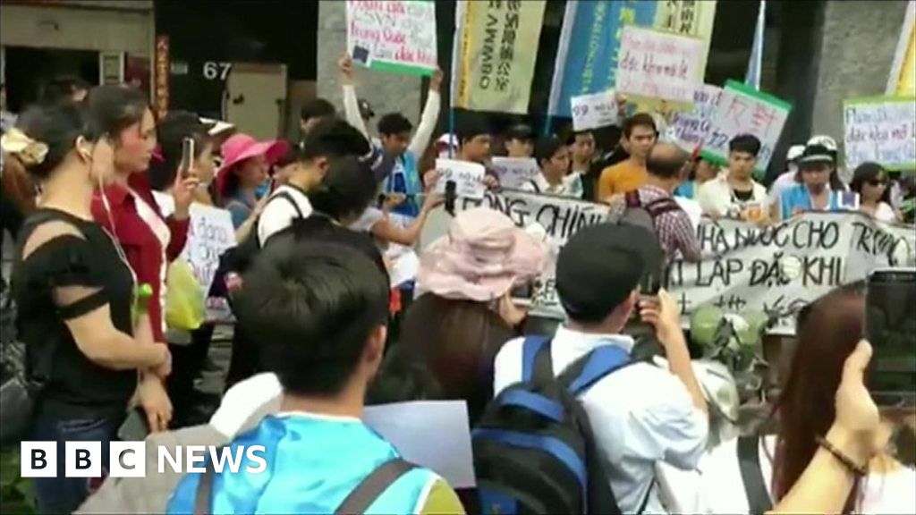 Vietnam protest: Demonstrators object to economic zones - BBC News