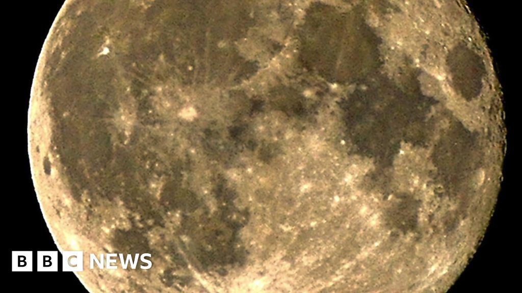 Extraordinary images of the hunter's moon - BBC News