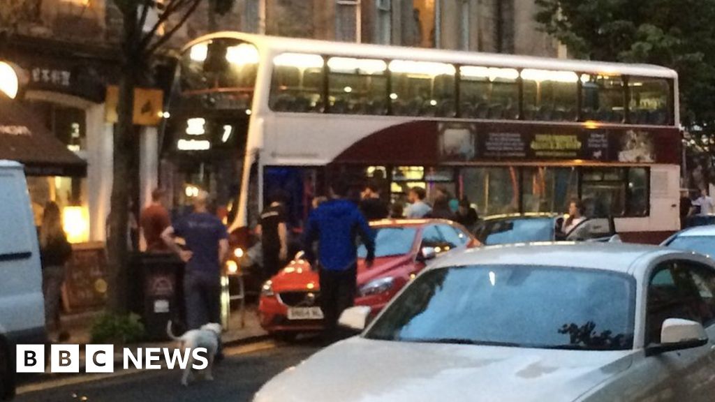 Bus crashes in busy Edinburgh street - BBC News
