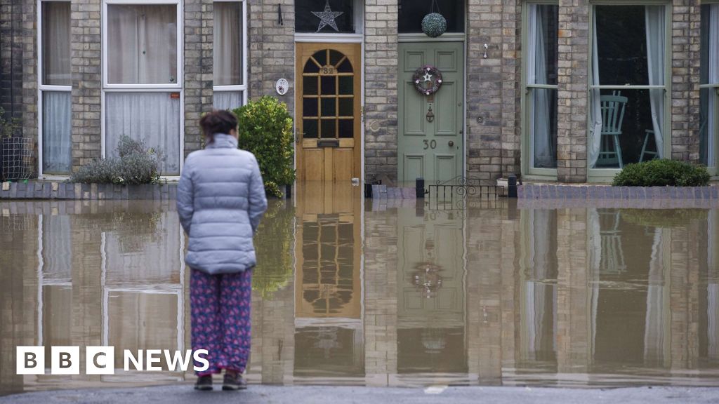 UK floods: 'Complete rethink needed' on flood defences - BBC News