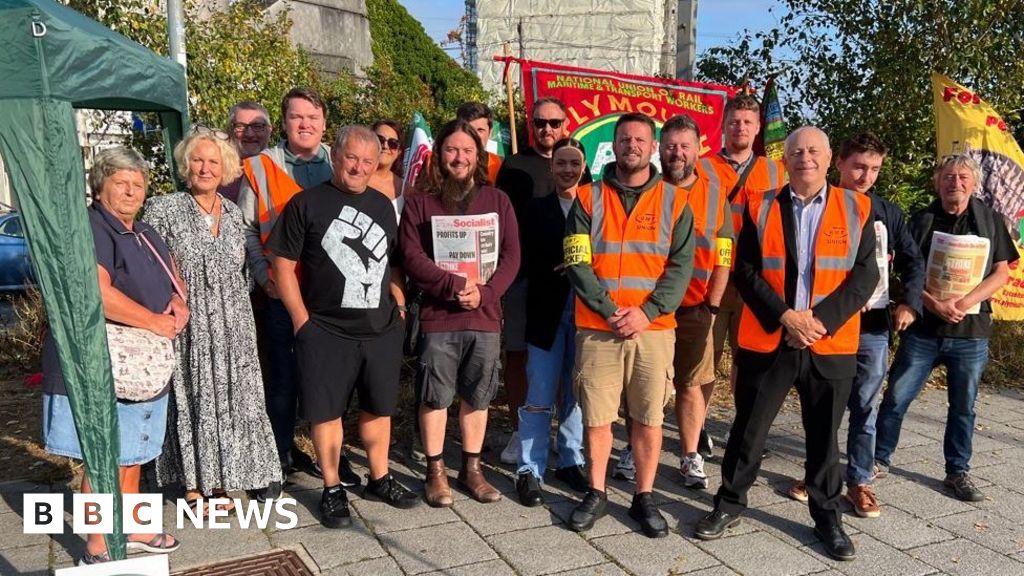 Rail strike disrupts Devon and Cornwall services - BBC News