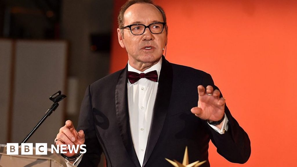 Spacey thanks museum for lifetime achievement award