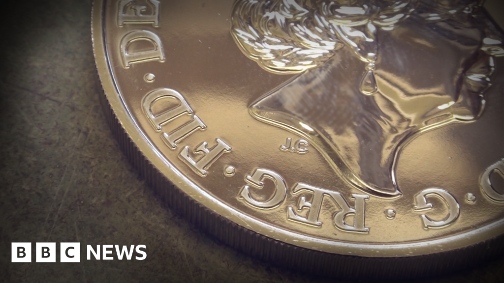 Queen's head: Artist whose initials are on new £1 coin - BBC News