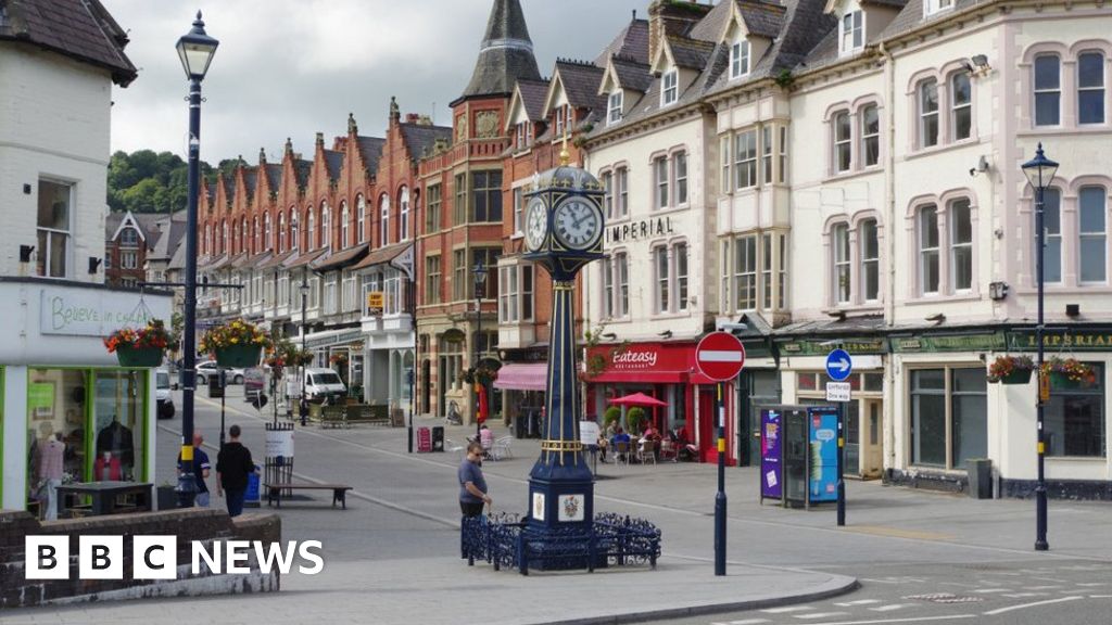 Colwyn Bay: Pedestrianisation plans get mixed response - BBC News