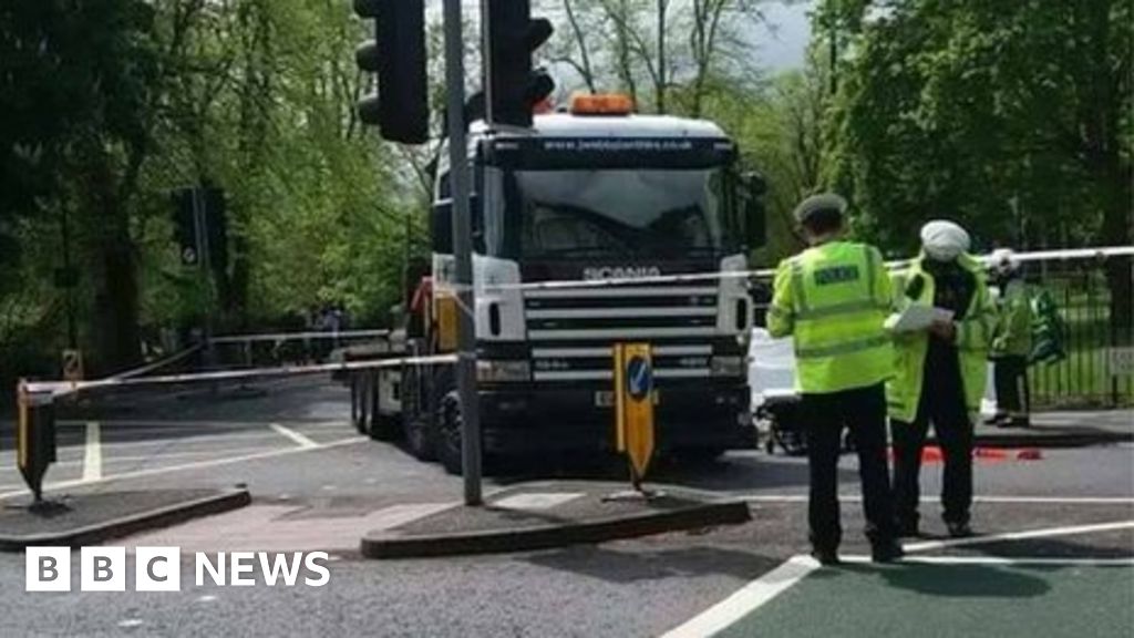 Cyclist dies after lorry crash in Southampton - BBC News