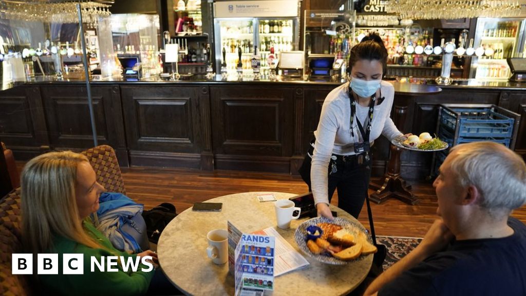 North East venues thrilled as indoor socialising returns - BBC News