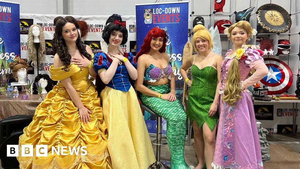 Comic Con NI returns to Lisburn with crowds of thousands - BBC News